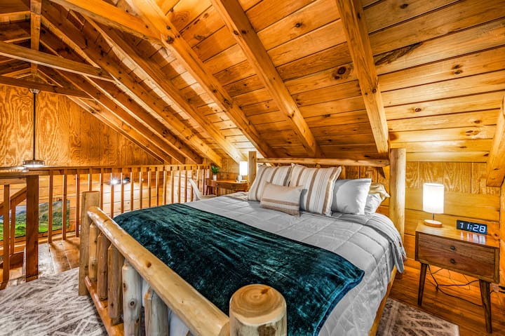 Cozy Cabin Near Gatlinburg. King Bed & Hot Tub! - Gatlinburg, TN