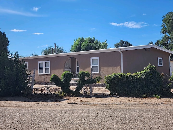 North Valley Home On The Corner - Rio Rancho, NM