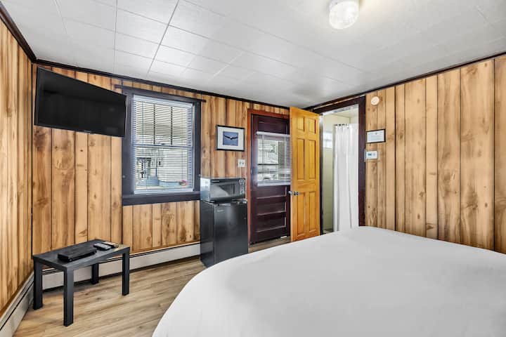 Escanaba Motel | Queen Bed | Wifi | Cable| Parking - Escanaba, MI