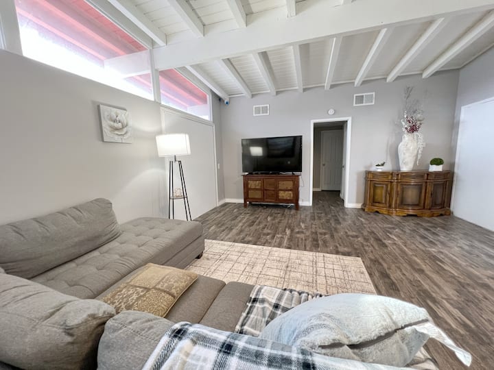 Westminster Home With Pool 4beds - Huntington Beach, CA
