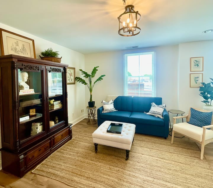 Chic Apt Near Downtown Indy - For Work & Play - Zionsville, IN
