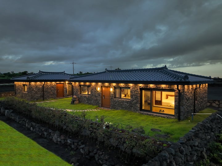 #온담동#100년 제주 전통돌집을 현대적으로 재해석한 감성 돌집/주중2박이상 렌트카 무료 - Ciudad de Jeju