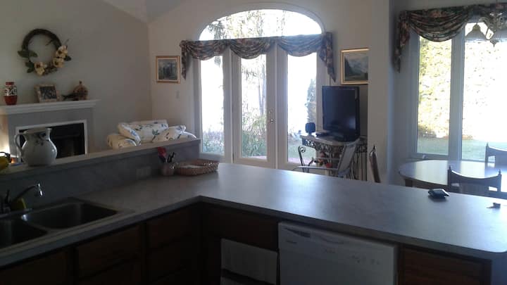 Lakefront Cottage With A View - Spring lake, Brighton