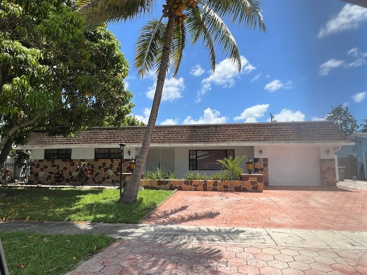 Sleeps 30 Heated Pool Close To Hard Rock & Beach - Miramar, FL