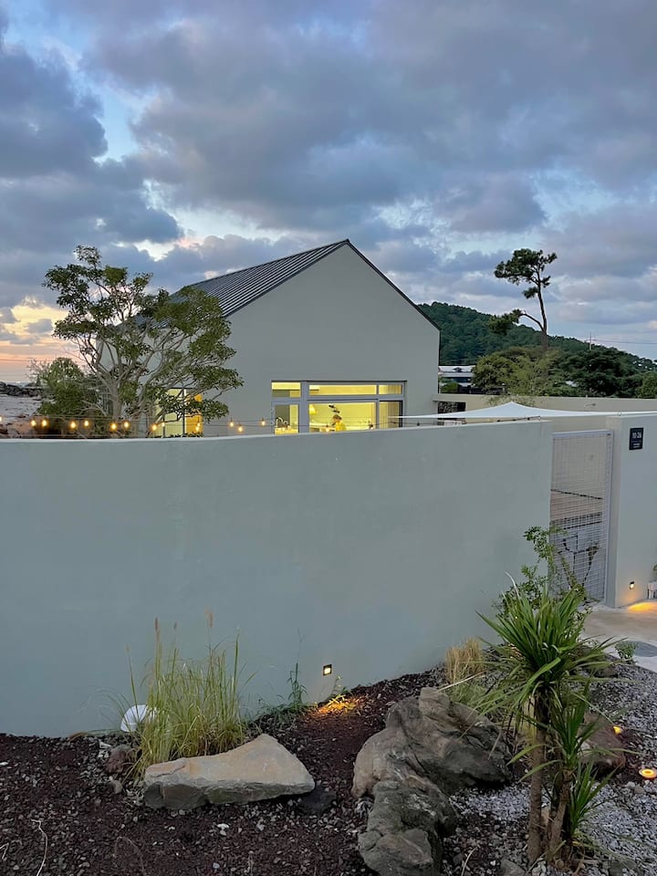 제주시 대가족독채 
한라산뷰 오마틸라@Jeju_omatila
핀란드식 사우나•정원뷰 자쿠지 - Jeju