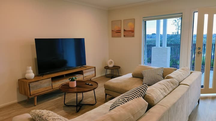 Officer Newly- Built Townhouse - Beaconsfield