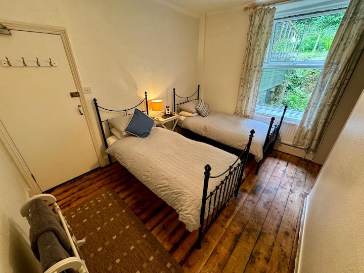 Fairhaven Stay Twin Room With En Suite - No.5 - Penrhyndeudraeth