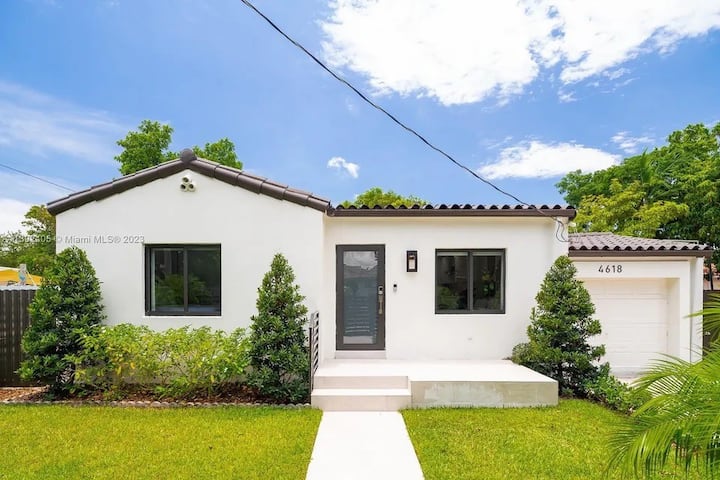 Modern House In Miami - Miami, FL