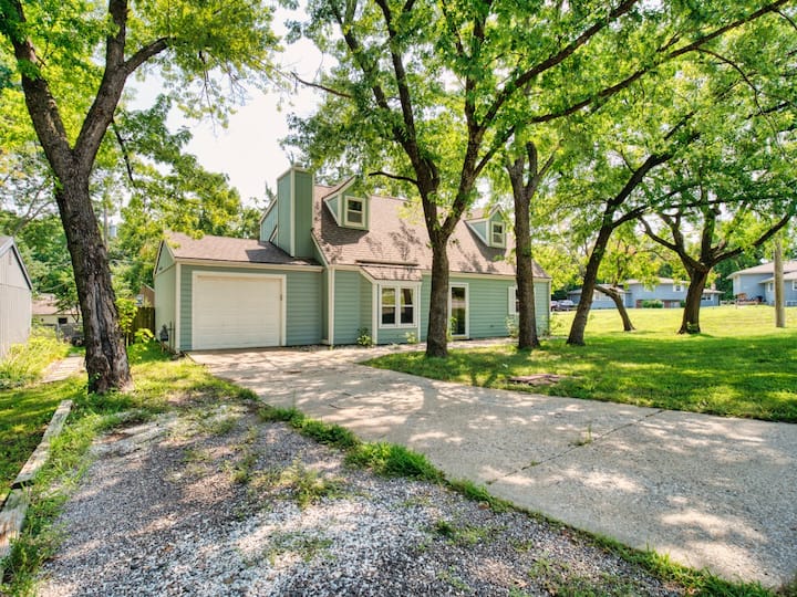 Spacious & Peaceful ~ 5* Location ~ Backyard ~ Pkg - Clinton State Park, Lawrence