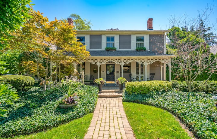 Hot Tub | Mini Putt | Historic Old Town | 2 Guests - Niagara-on-the-Lake