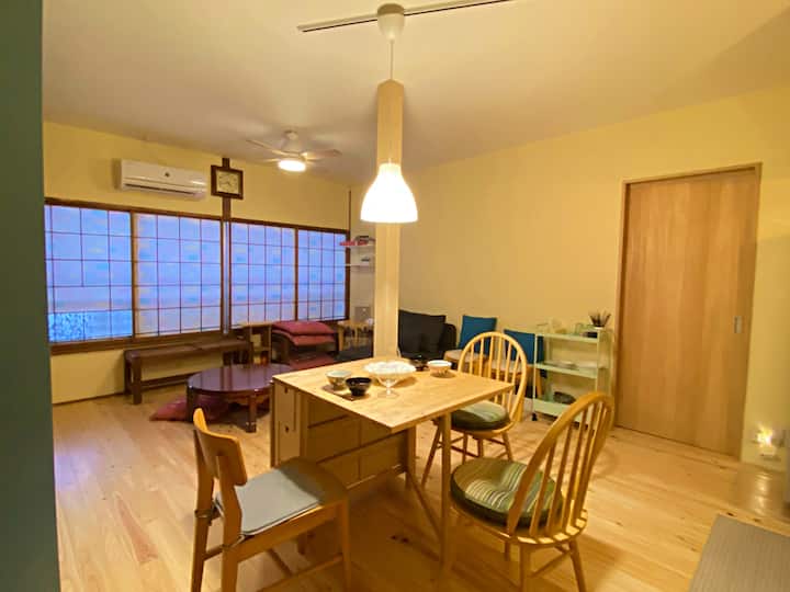 ゲストハウス今市 Room2 ベッド2、ふとん1|街中にある無垢床のリビングで過ごす家 - Nikko