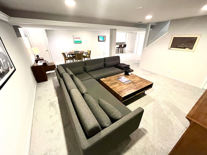 Stylish 1970s Home For Vintage Getaway! - Downers Grove, IL