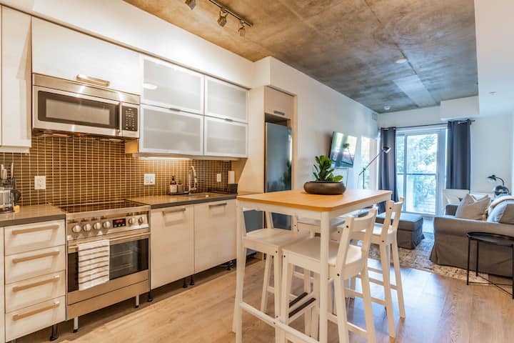 Loft Style Living On Queen Street West - Toronto
