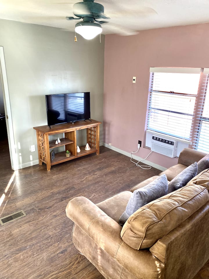 Chic 2br Retreat | Walk To Nmsu & Convention Ctr - Las Cruces, NM