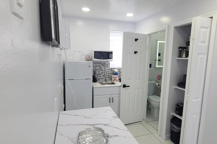 Cozy Studio Near Hard Rock Hotel & Stadium - Pembroke Pines, FL