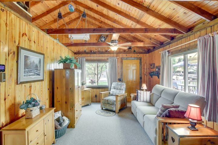 Cozy Cottage With Lake Views & Access - Wisconsin