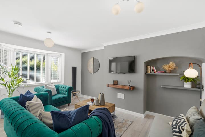 Spacious 2 Bedroom House With Parking & Wifi - Maidstone