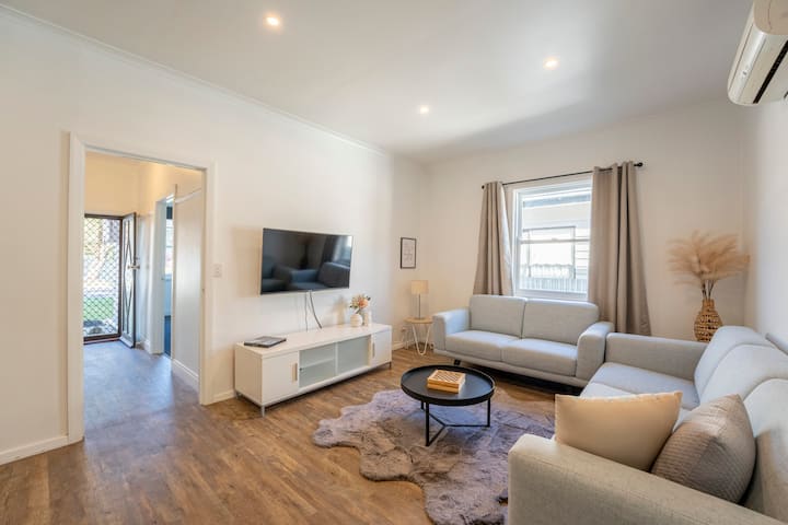 Comfortable Black Hill Cottage - Kryal Castle