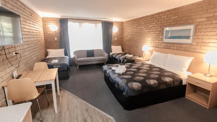 Family Room Tropicana Motel Phillip Island - Phillip Island