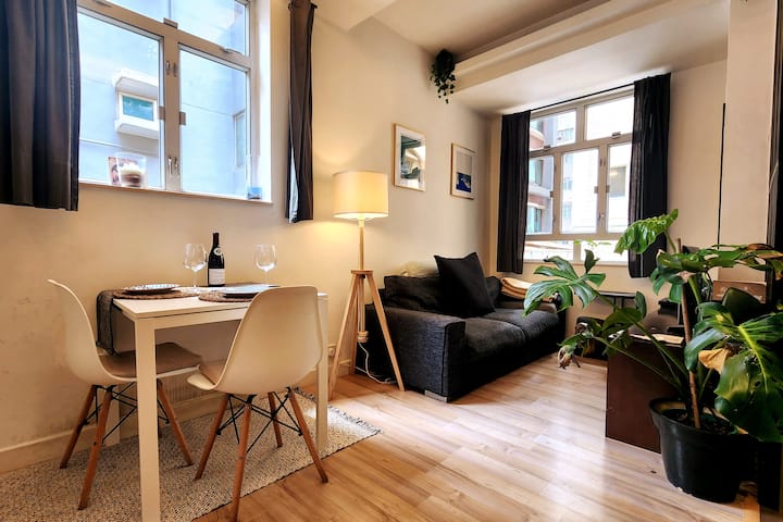 Central & Stylish Hk Apartment With Outdoor Space - Merkez
