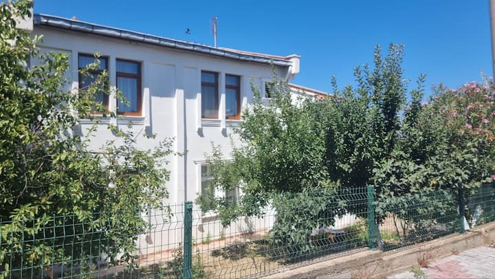 Merkezde Yeşilikler İçInde Ev - Gökçeada
