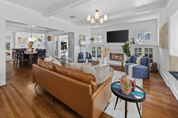 Modern Elegance 4 Br/3 Ba W/pool - 貝克斯菲爾德