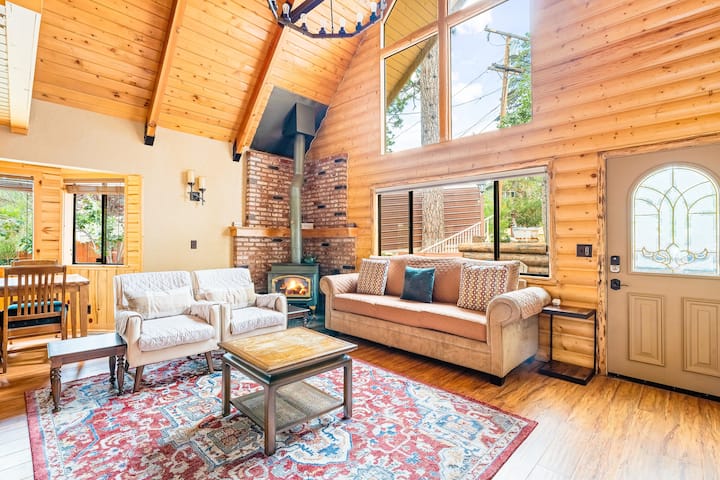 New! Bearadise ~ Peaceful Pinegrove Chalet - Big Bear, CA