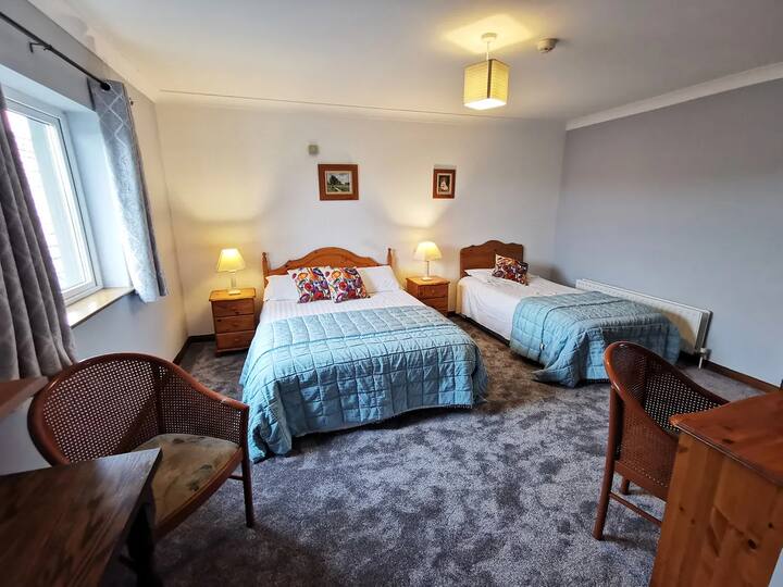 Kilmaley Lodge - Bedroom 4 - Ennis