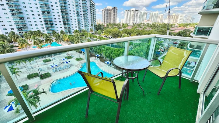 Awesome Sunny Apt! Parking Incl! - Sunny Isles Beach, FL