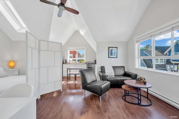 Spacious Studio Loft In Queensborough - Burnaby