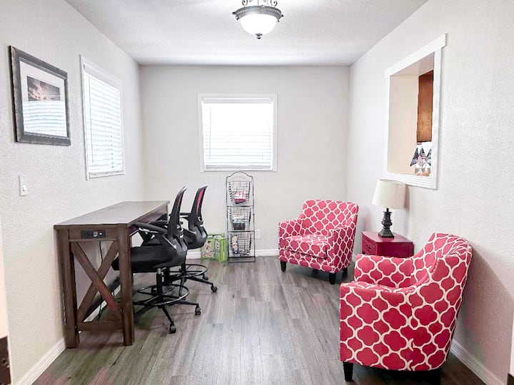 5 Rooms | Great Location | Red Haven Retreat - Temple Terrace, FL