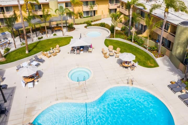 Lux 2 Bedroom Condo + Pool, Gym - Del Mar, CA