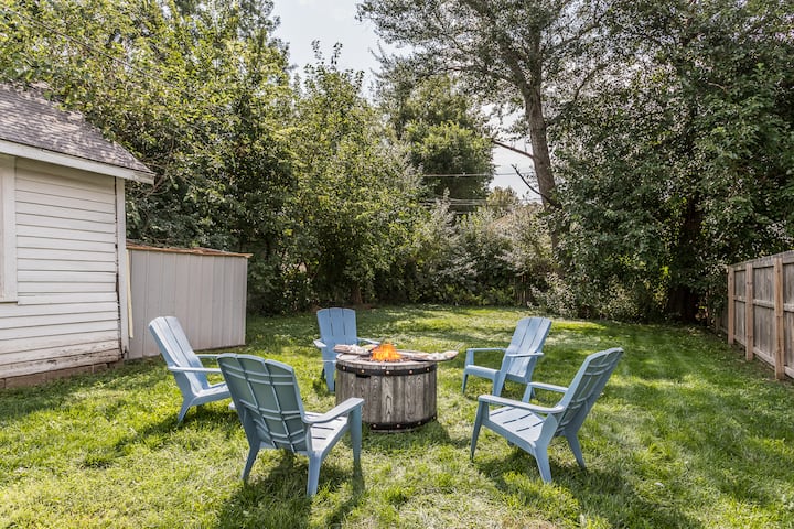 Cozy Hive Retreat | Central | Fenced | 2 Bed - Sioux Falls, SD