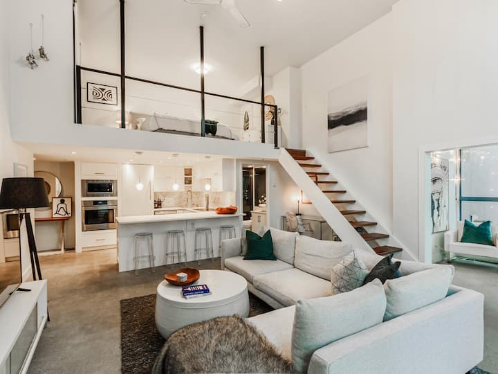 Yaletown Loft With King Bed, Parking, & Den! - Vancouver