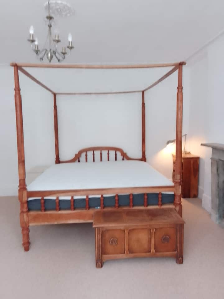 4 Poster Room In 1860 Townhouse - Surbiton