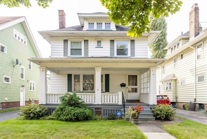 Large 5br House • Close To Airport• Sleeps 10 - Rochester, NY