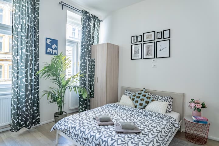 Romantic Getaway-charming Central Aprt W/ Backyard - Praga