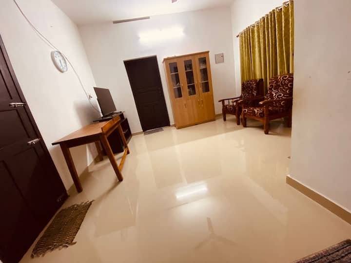 Backwater Frontage House - Karunagappalli