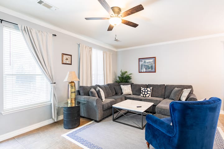 King Bed En-suite Downstairs Pool View W Game Room - Rockwall, TX