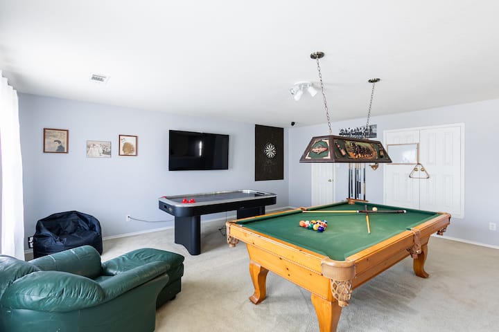 King Bed En-suite Downstairs Pool View W Game Room - Rockwall, TX