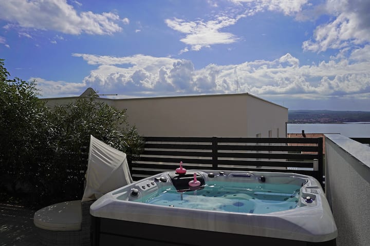 Apartment "Navis" With Private Jacuzzi - Cirquenizza