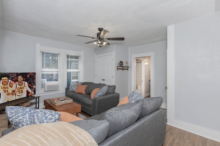 In The Heart Of Little Italy! Free Parking! 3br-up - Cleveland, OH