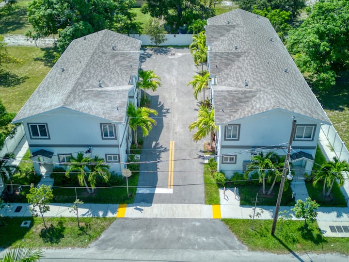Sistrunk Shades Compound 5 Homes Up To 50 Guests - Fort Lauderdale, FL