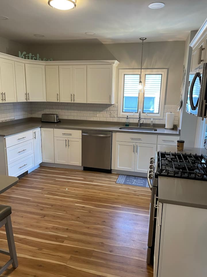 Sunny 3 Bedroom Apartment Near Boston & Salem - Wakefield, MA