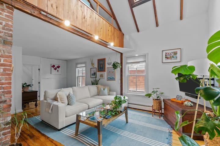 Two-bedroom Vacation Rental In Newport W/ Parking - Newport, RI