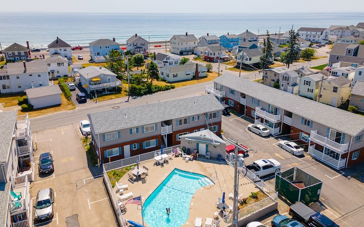 Quiet Retreat Steps From The Beach - North Hampton, NH