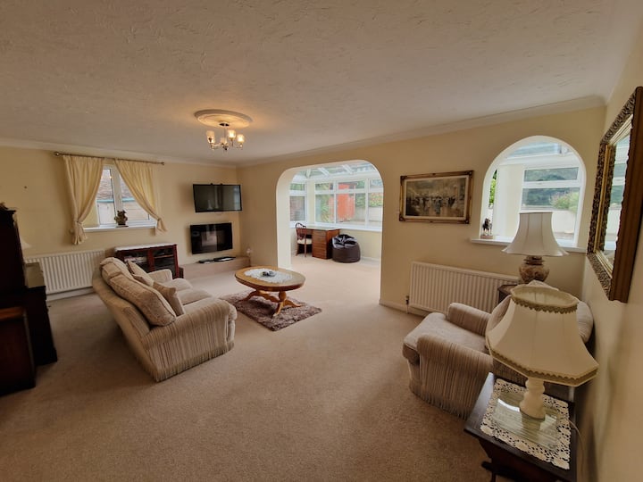 Spacious Four Bedroom House, 3 Min Walk To Beach - Paignton