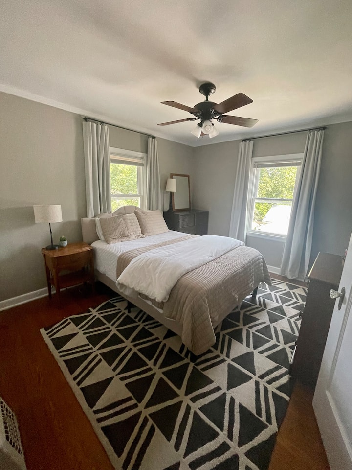 Cozy & Convenient In Beaverdale - Des Moines, IA