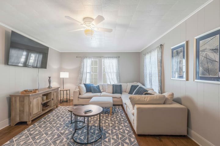 Charming Cottage W/ Fenced Yard- Pets Ok! Mid-city - Lafayette, LA