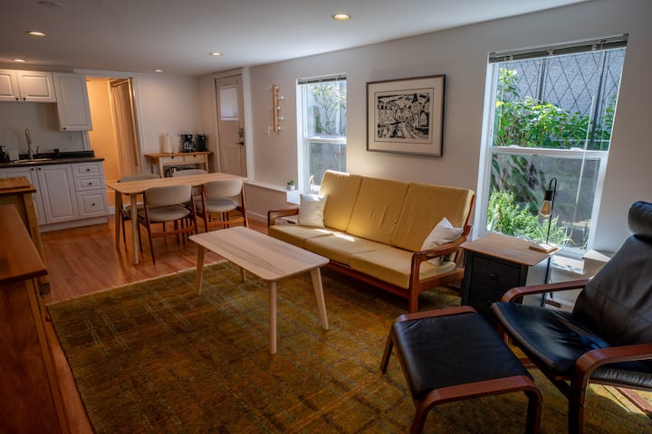 Bright Central Ground Level Suite In East Van - Vancouver